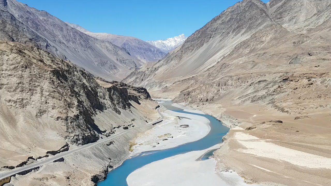 Drive along beautiful Indus river - YouTube