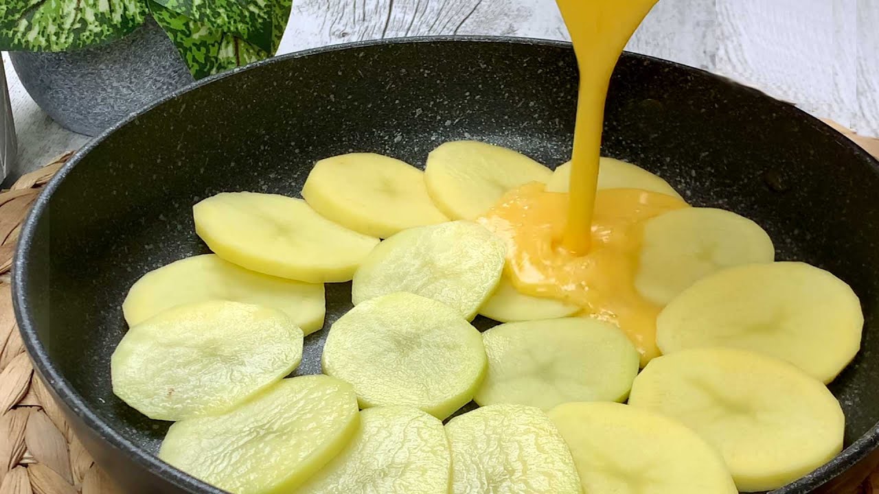 Just pour the egg into a potato - I want to cook every day! - YouTube