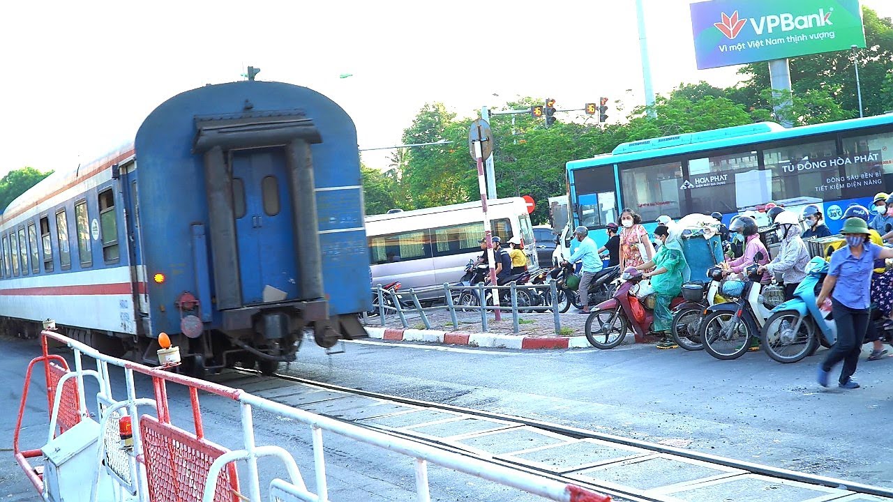 Train journey through the city - YouTube