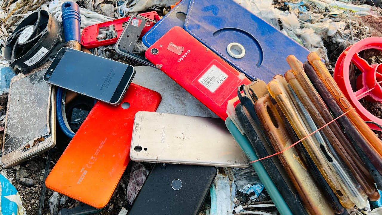A fallen phone was found on a garbage dump far from the city | Rebuild ...