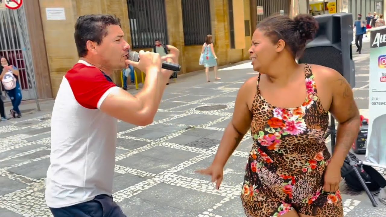 OLHA O QUE ESSA MORADORA DE RUA FAZ QUANDO O CANTOR DE RUA COMEÇOU ...