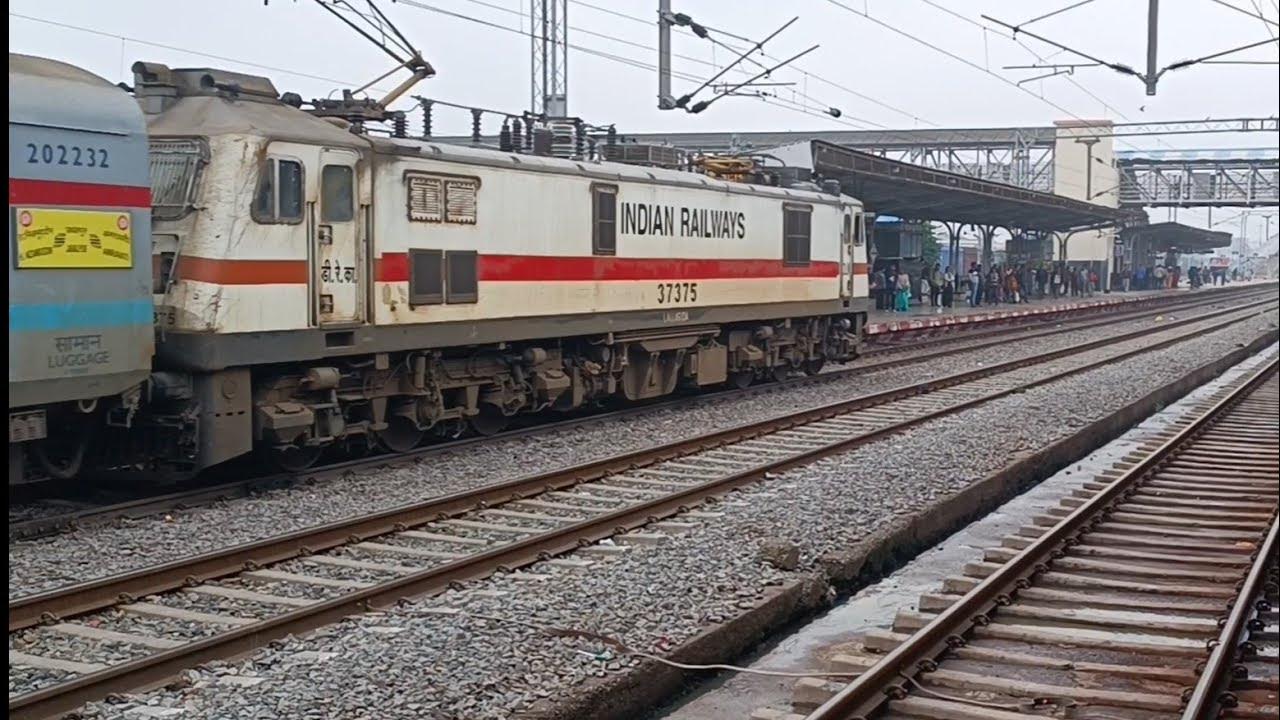 12190/ Hazrat Nizamuddin -Jabalpur Mahakoshal Express महाकौशल एक्सप्रेस Arriving Maihar ...