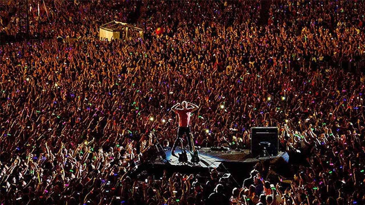 Coldplay stop the song for a good reason! - Coldplay @ Milan, 04.07.17 ...