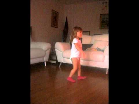 Ana Cecilia dançando