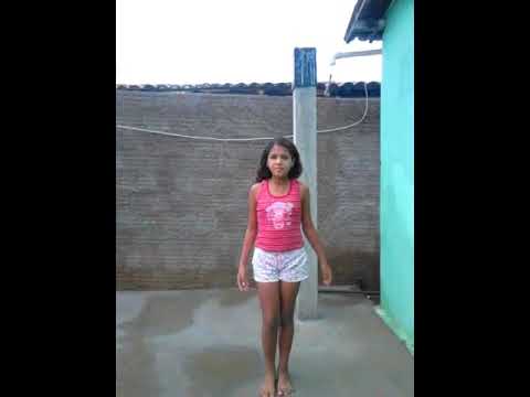 Ela dançando a música mexicana