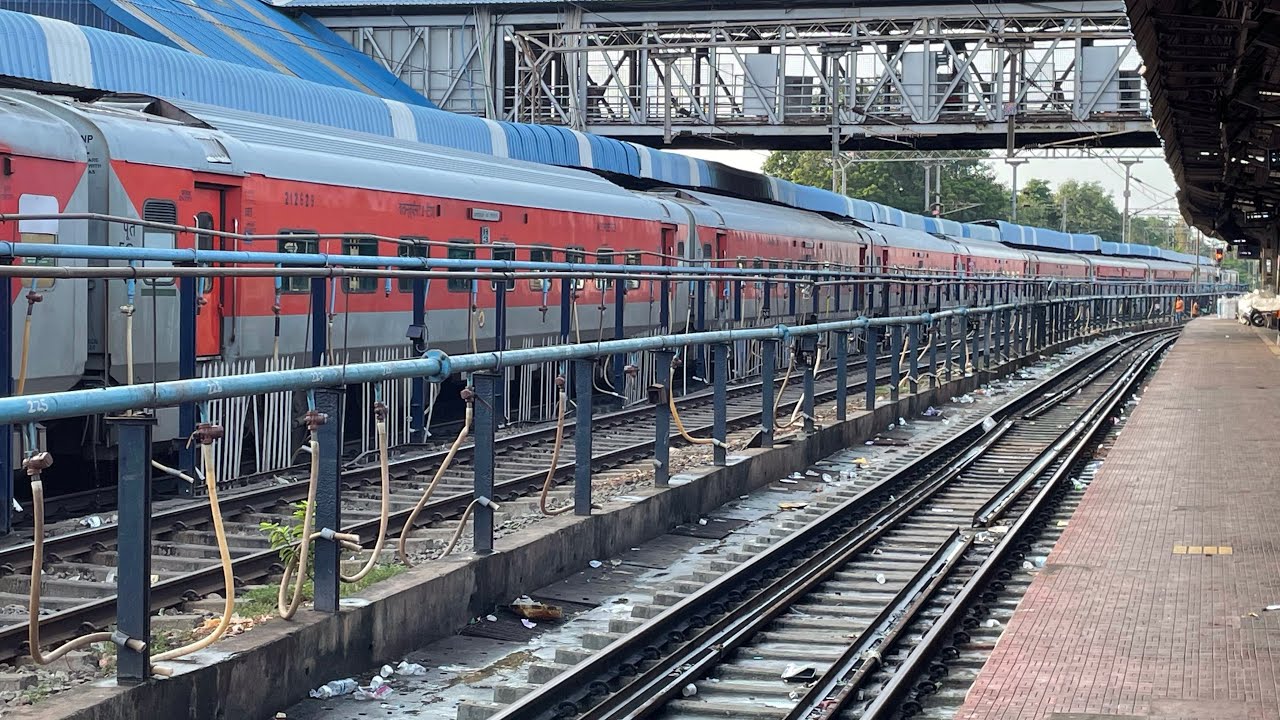 12862 KCG VSKP Express Entering Visakhapatnam Jn - YouTube