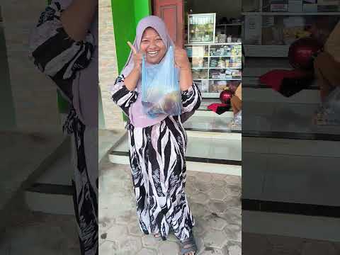 Beliin es teh poci buat tukang beneri jalan desa langut ges - YouTube