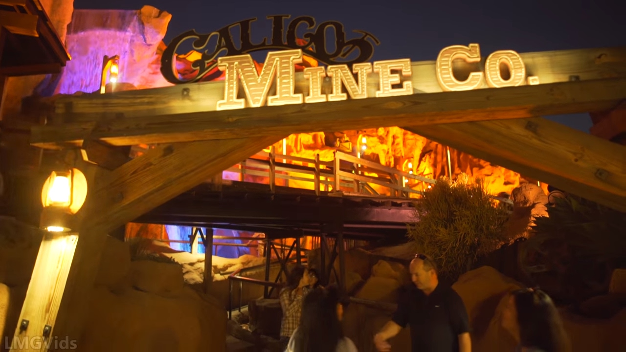 [4K] Calico Mine Train: Dark Ride Attraction (Amazing Low Light ...