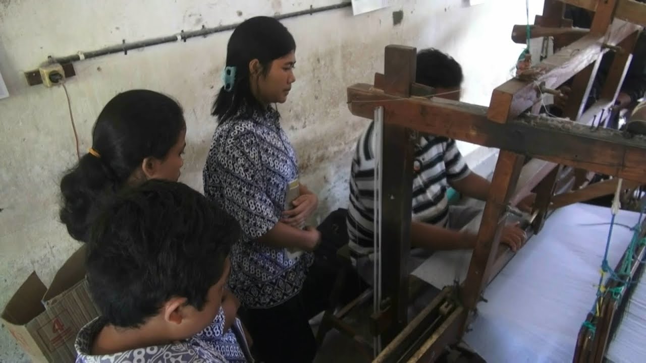 Mau Belajar Cara Menenun Tradisional..?? - YouTube