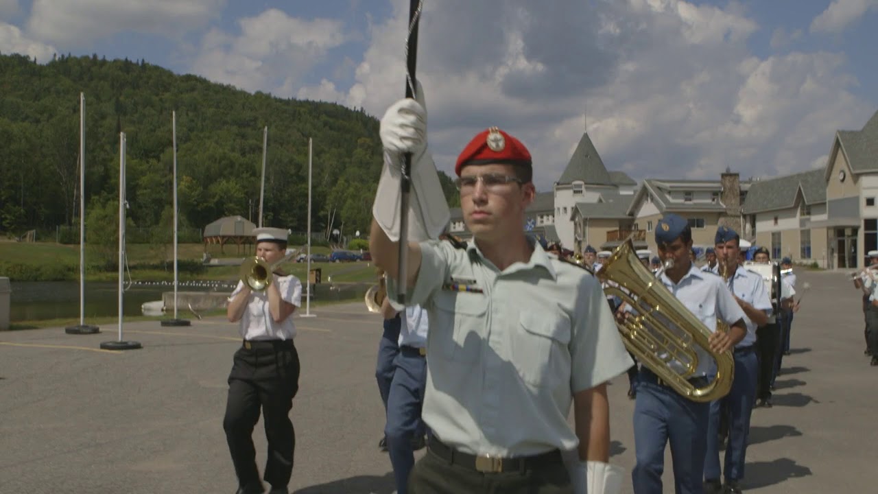 46. Commandements visuels du tambour-major - arrêt de la musique en ...