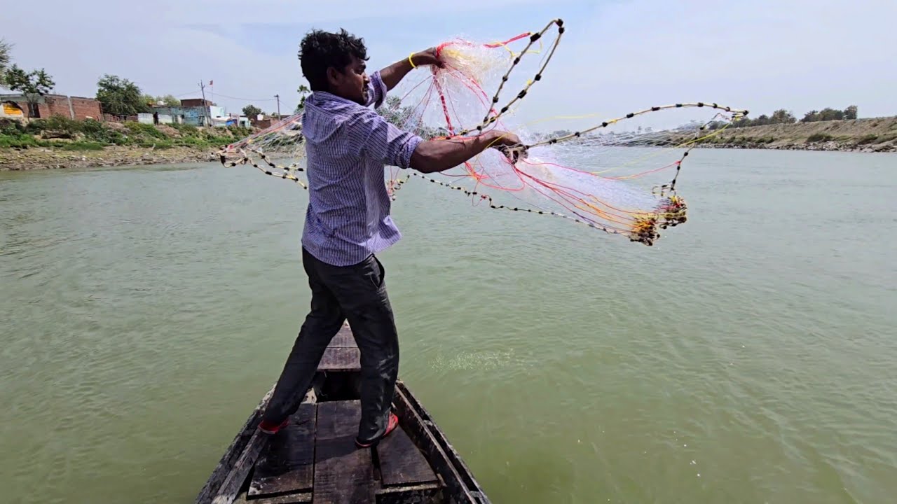 How do villagers catch fish using throwing nets #fishhunting2 # ...