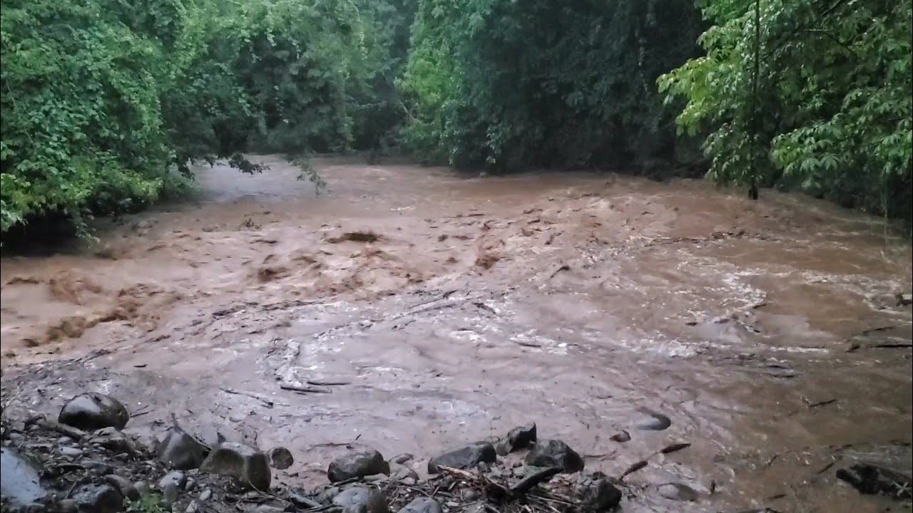 asi crece el rio diamante y rosario hisimos un recorrido bajo la lluvia ...