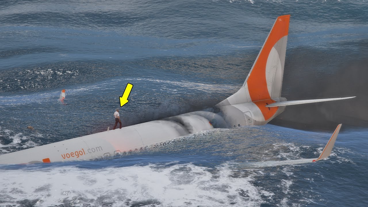Passenger Airplane Emergency Landing Fails on Busy ship Airport - YouTube