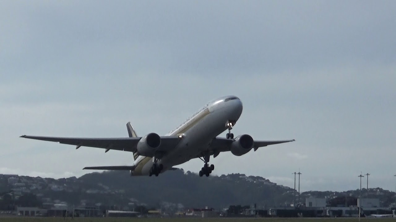 Wellington Airport - SQ248 1st TAKE OFF - Singapore Airlines Boeing 777 ...