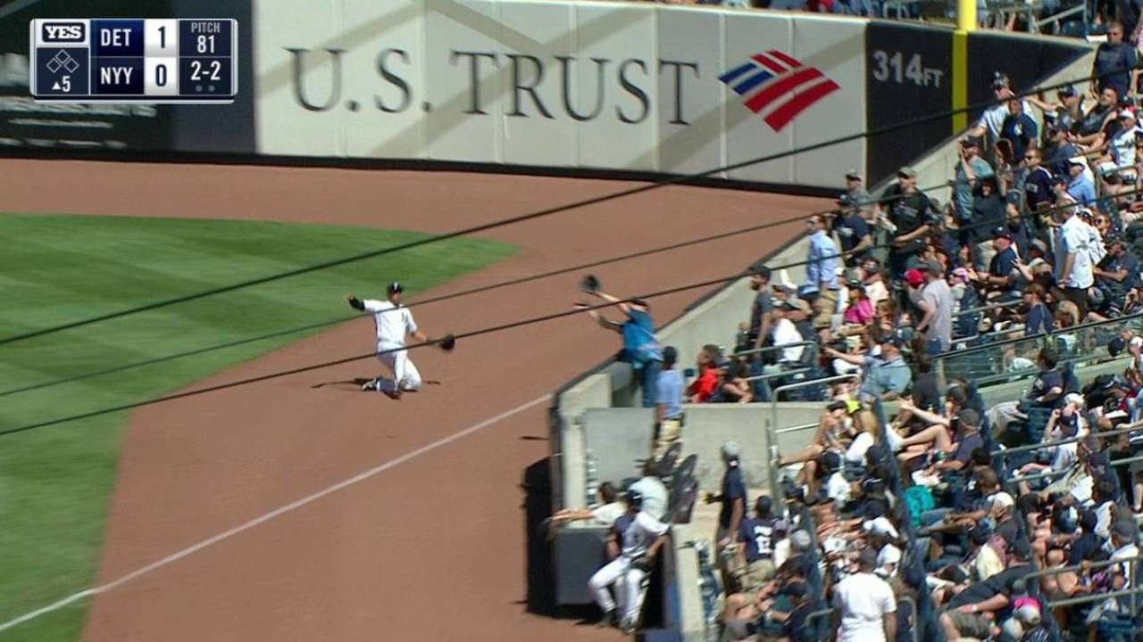 DET@NYY: Fan makes tremendous catch at Yankees game - YouTube