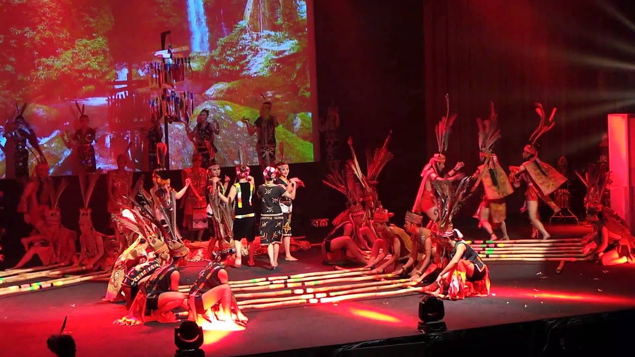 Magunatip, Dance of the Muruts at Injin Puput (Bamboo Dance) - YouTube