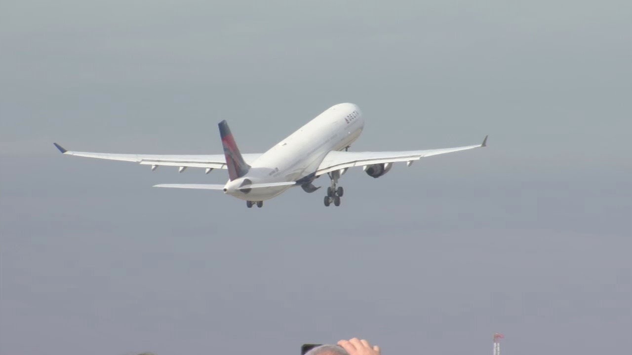 Clemson's plane leaves GSP - YouTube