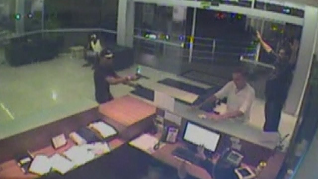 Gunmen robbing patients at Rio de Janeiro hospital caught on CCTV - YouTube