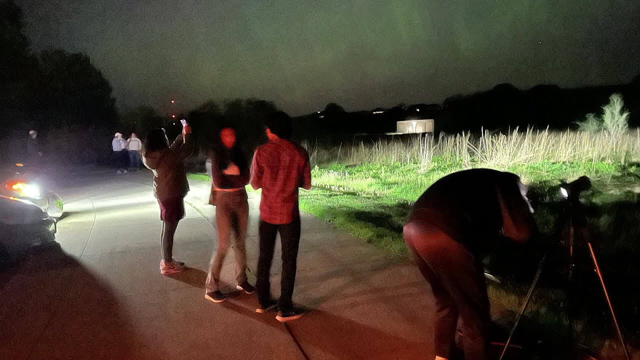 People flock outdoors to catch the Northern Lights - YouTube