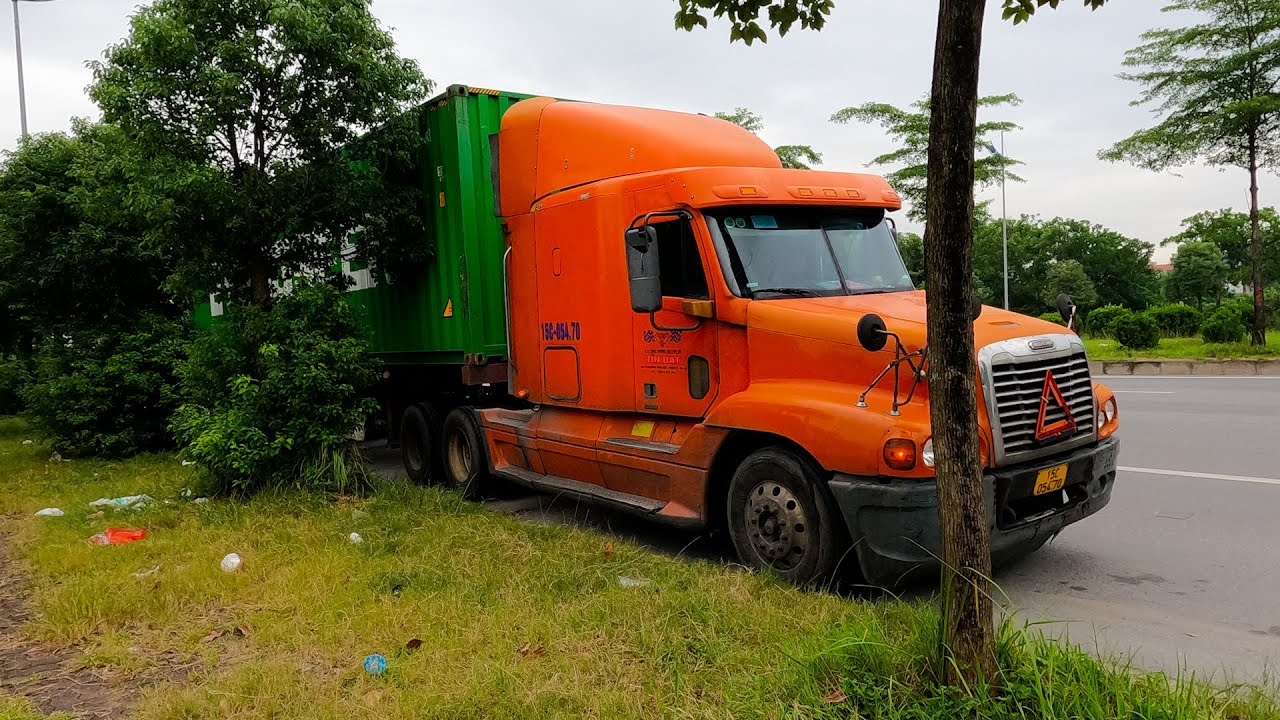 Reviews the orange FREIGHTLINER container truck - YouTube