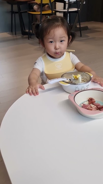 지혜 이모가 해주신 맛있는 점심을 먹는 뿡수아와 하임이😍 Youtube