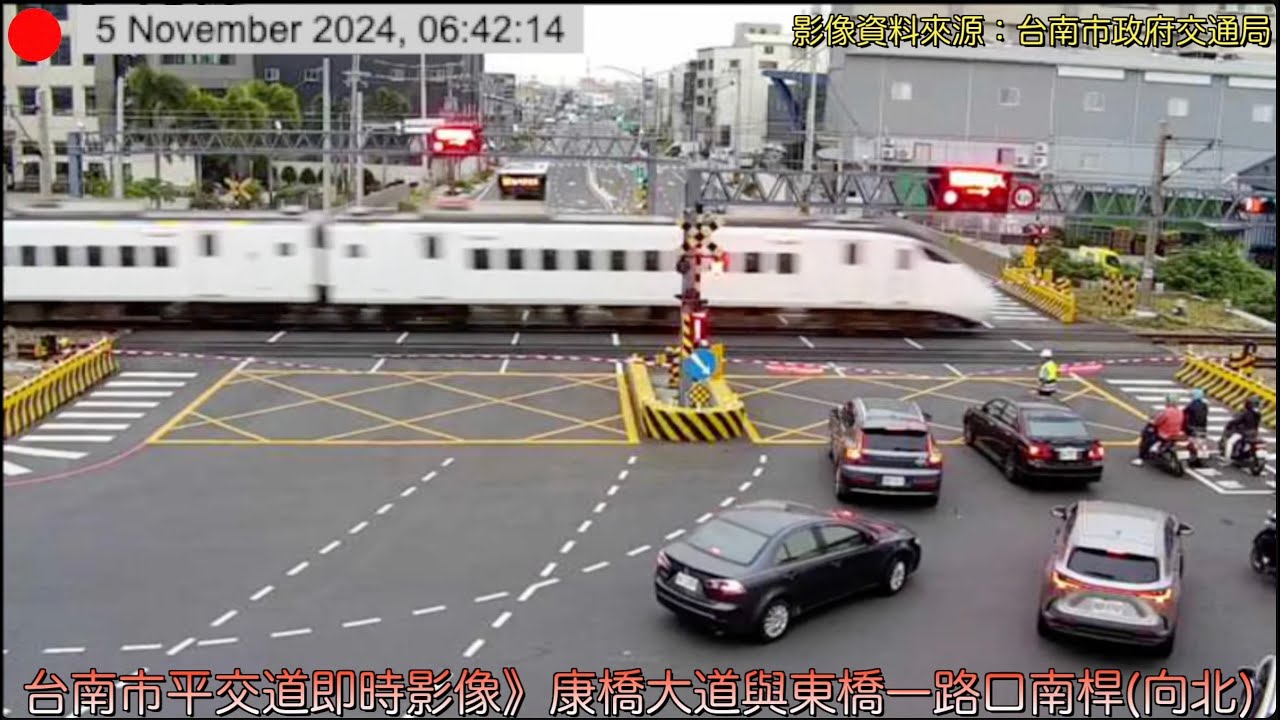 11-🟢台南市永康區平交道即時影像 20241105 》康橋大道與東橋一路口南桿(向北)即時影像》車流人流狀況 BGM Piano 鋼琴 🅐 ...