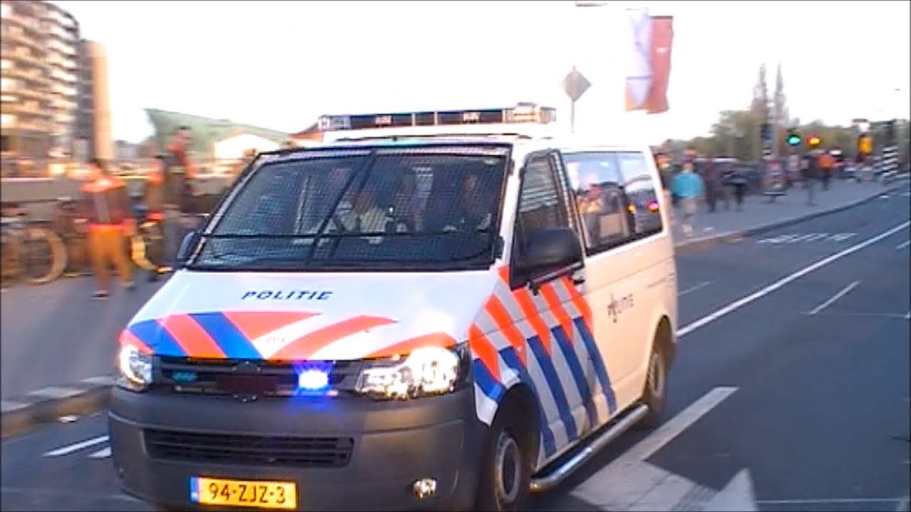 PRIO 1 POLITIE- Busje vol agenten met spoed in Amsterdam, Koninginnedag ...
