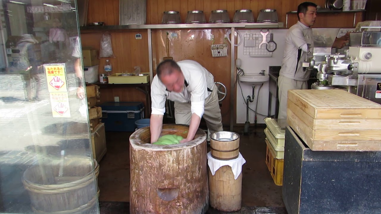 Fast mochi pounding in Nara, Japan - YouTube