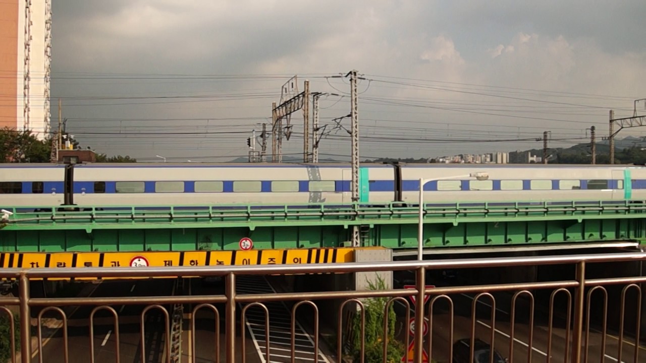 Korail KTX train heading to Seoul Station - YouTube