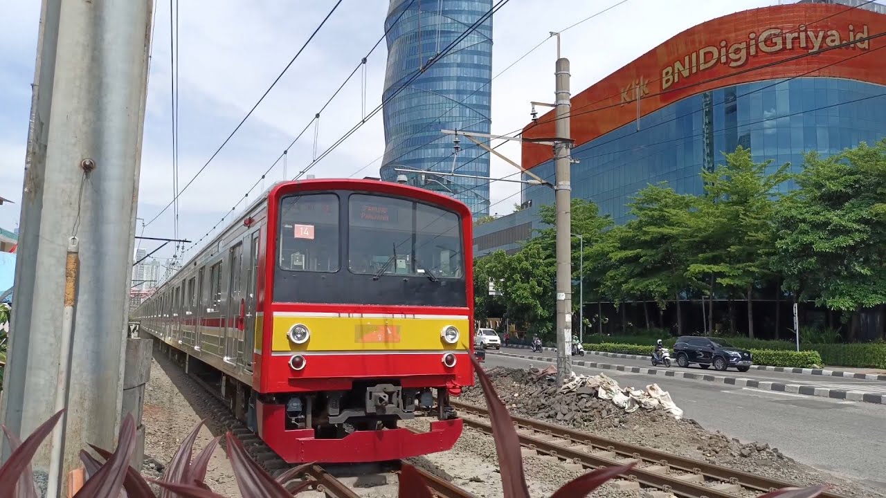 KERETA API COMMUTER LINE STASIUN PALMERAH HUNTING SIANG BOLONG MINGGU ...