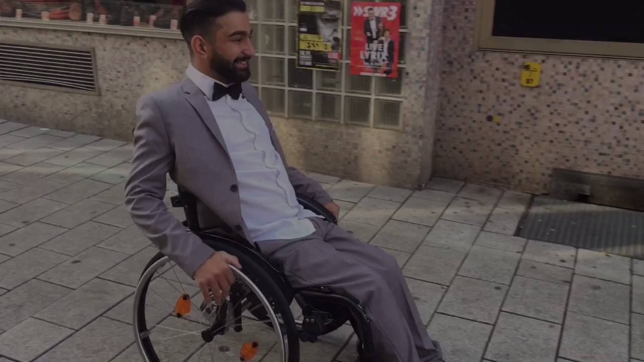 Der Rollstuhlfahrer Mehmet Akseven kämpft sich durchs Leben - YouTube