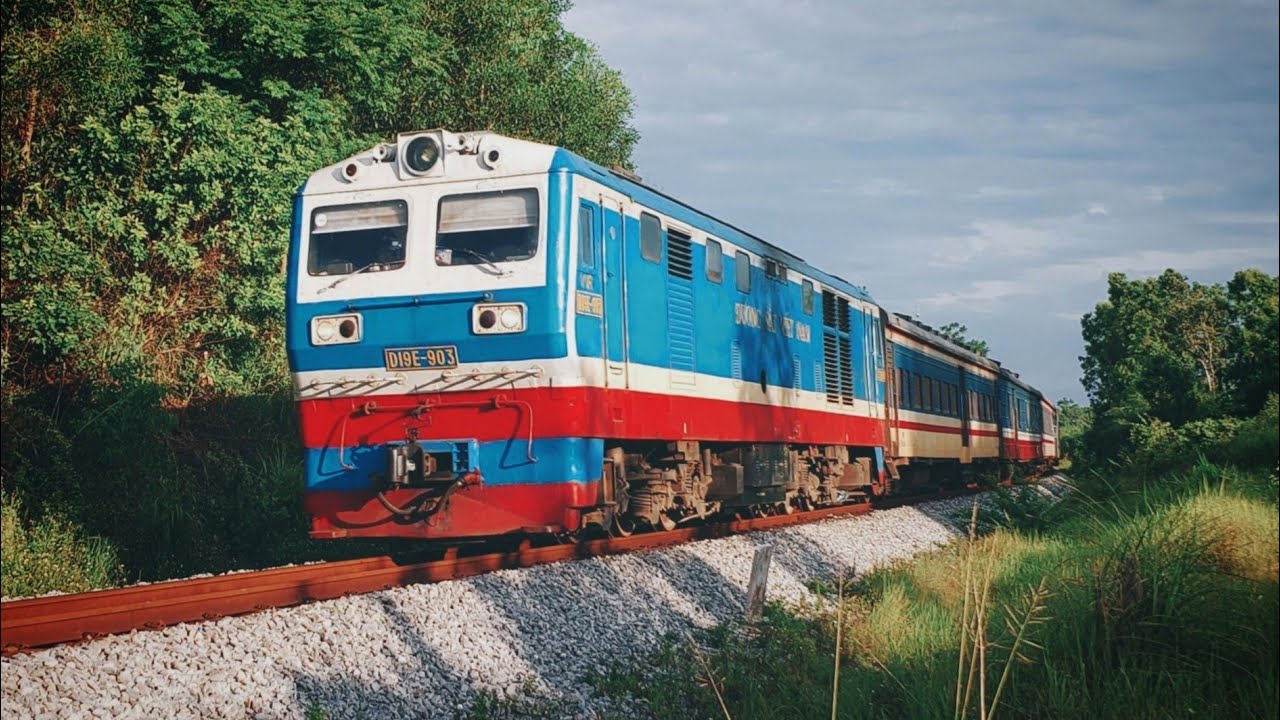 D19E-903 kéo tàu SE6 qua khu gian Lệ Kỳ - Đồng Hới ( 17:12 | 13 - 6 ...