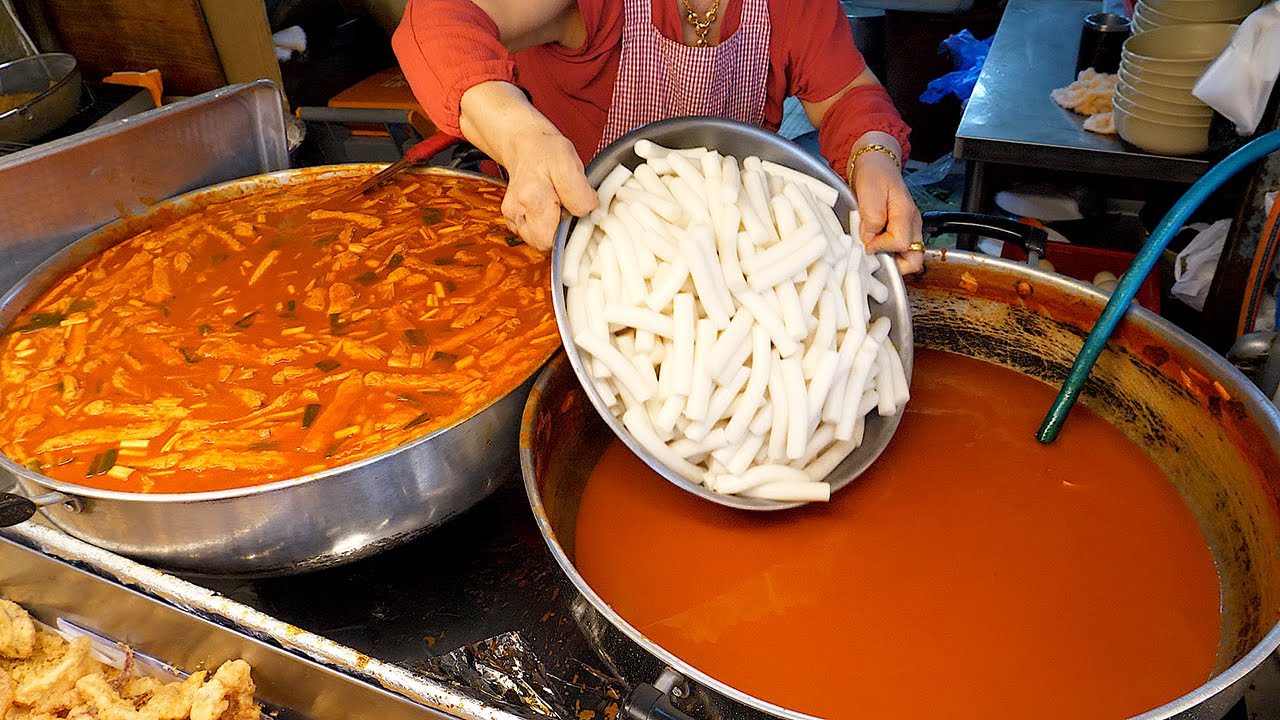 분식으로 유명한 동문시장 서울떡볶이 / Popular snacks in the Korean market - Korean ...