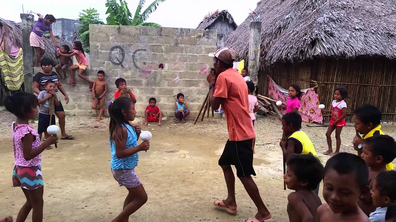 DANZA KUNA CON LOS NIÑOS DE PLAYON CHICO - YouTube