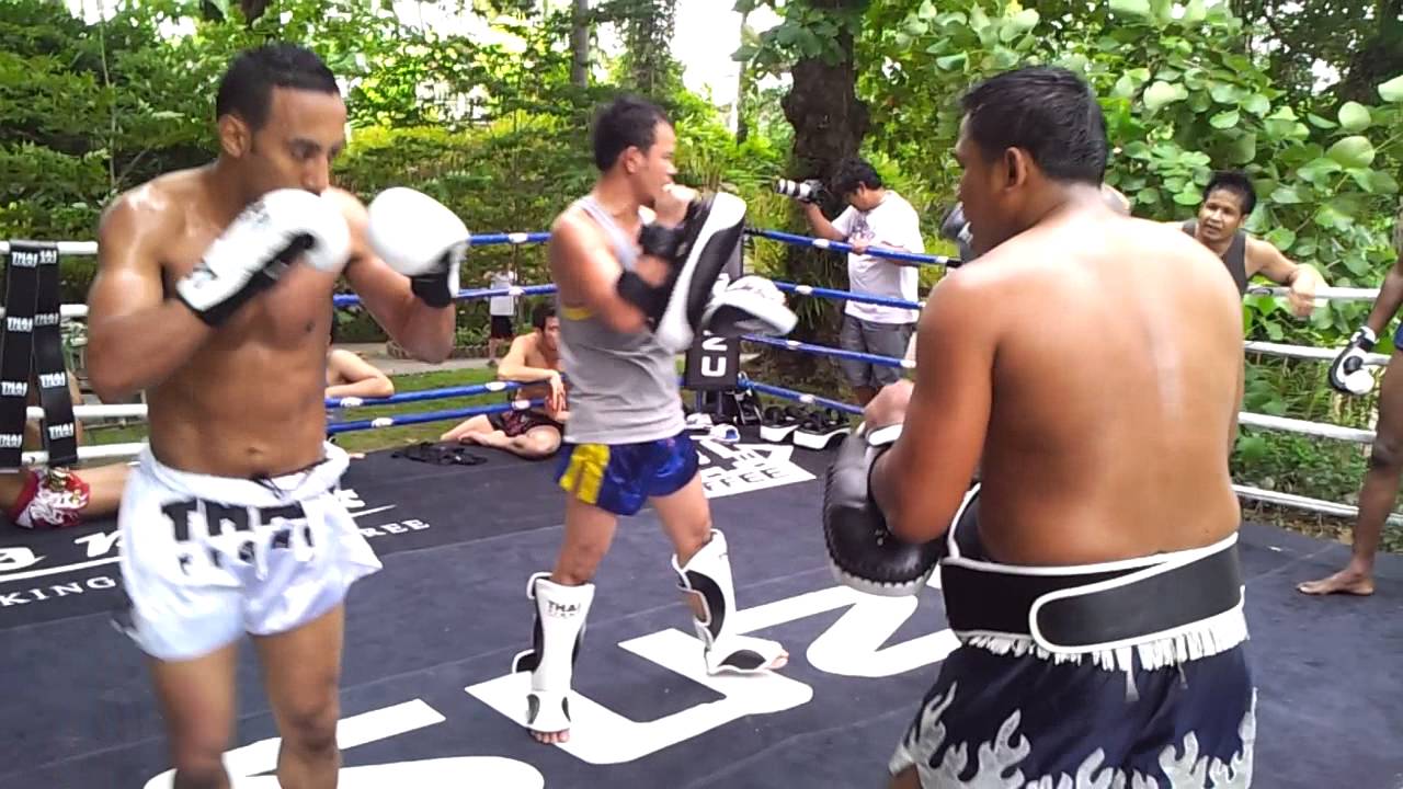 Thai Fight Kard Chuek 2013 - May 24, 2013 Fighter Daily Training at ...