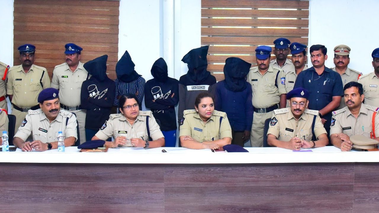 DCP Ajitha Vejendla IPS Press Meet Robbery Case Solved || AP SMART NEWS ...