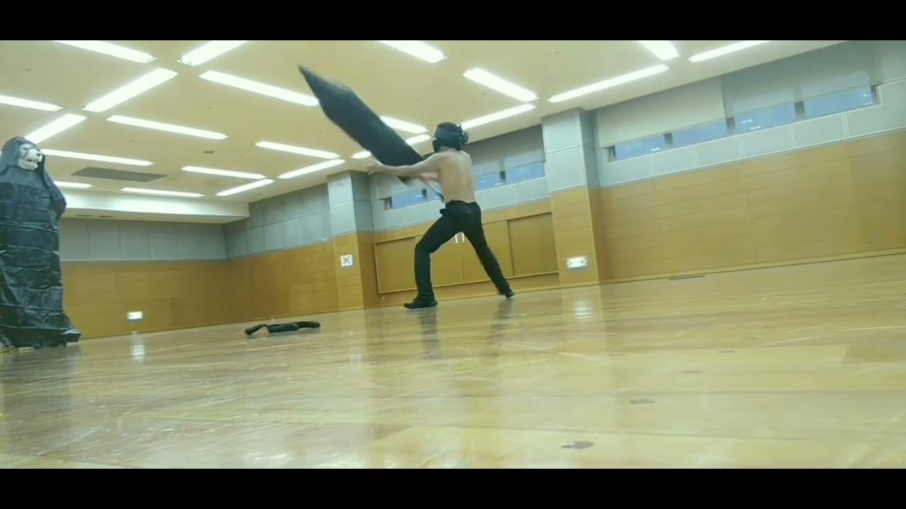 Giant sword meditation dancing. 瞑想剣舞 - YouTube