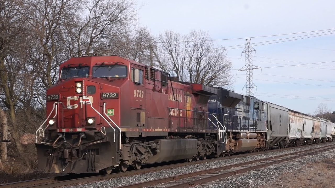 UP 1982! CPR 241 - CPR 9732 West at Killean (November 29 2020) - YouTube