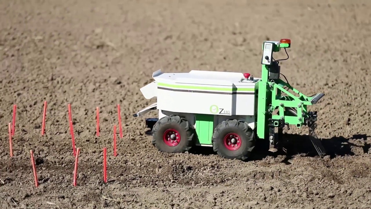 Oz, le robot agricole il sert aussi à ça ! - YouTube