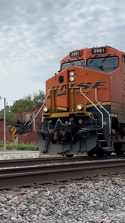 Tier 4 leads slow BNSF Manifest train! #bnsftrains #bnsfrailway #bnsf - YouTube