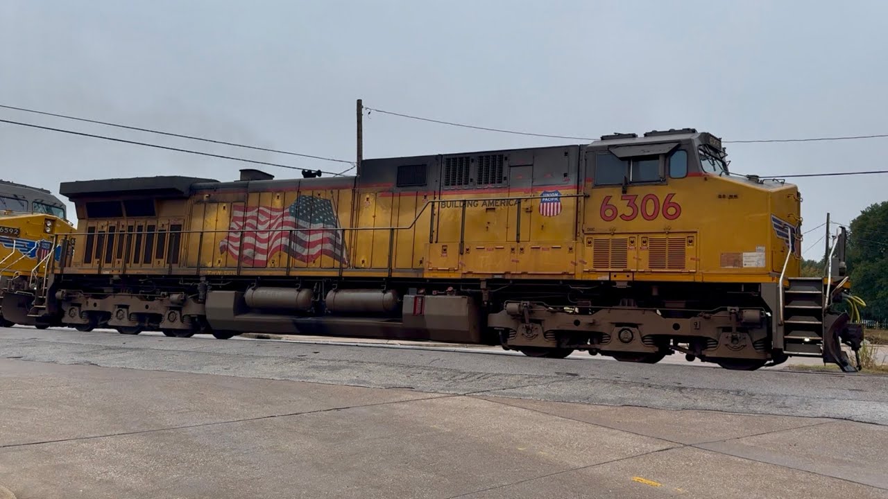 UP 6306 (GE AC4400CW) still with flashing ditch lights from its SP days ...