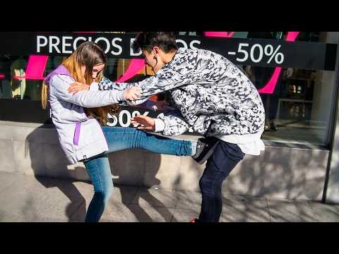 BESO O PATADA / BESANDO DESCONOCIDAS