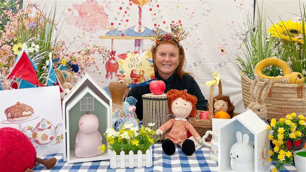 Sarah Ferguson reading Hug Versus Cuddle by Mark Pallis - YouTube
