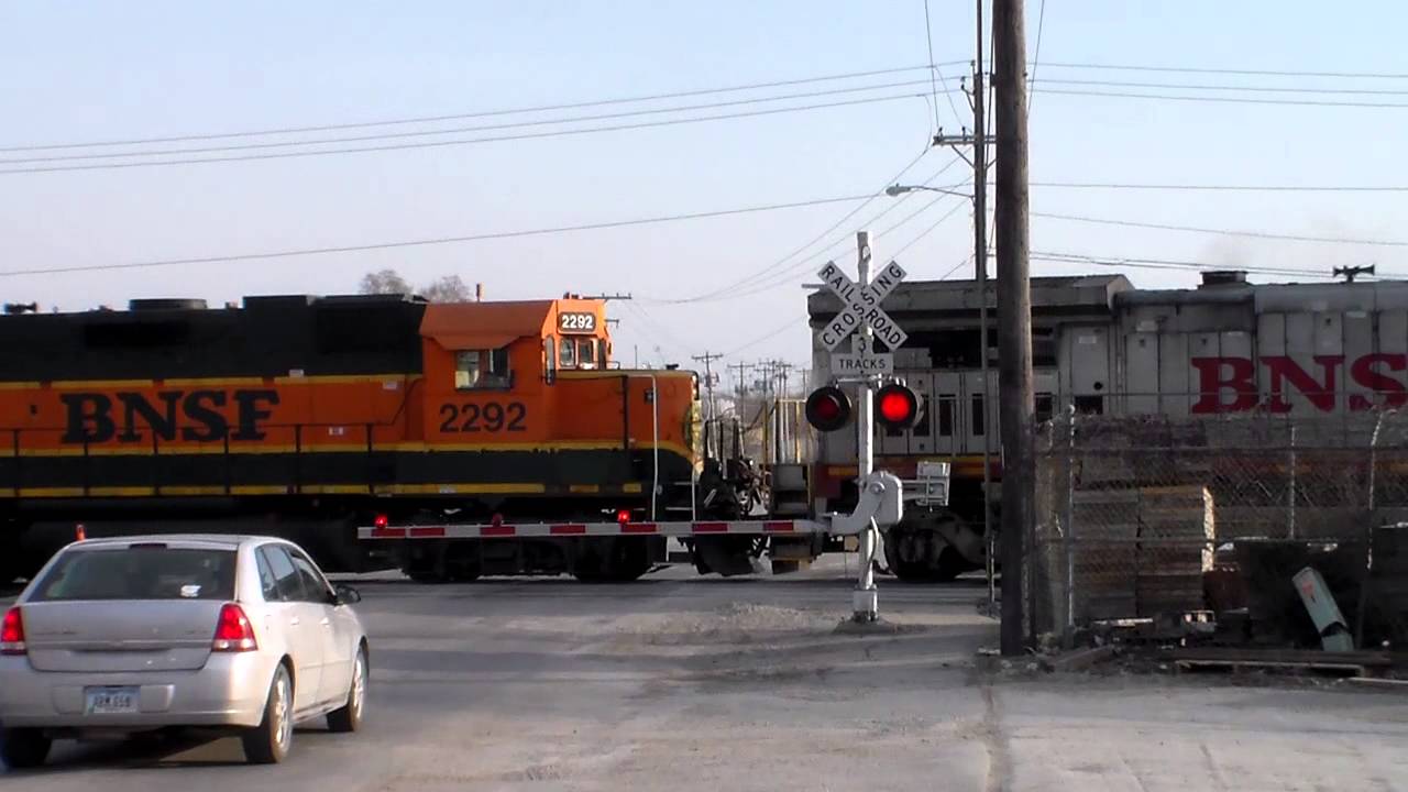 BNSF Local Switching in Ottumwa Iowa - YouTube