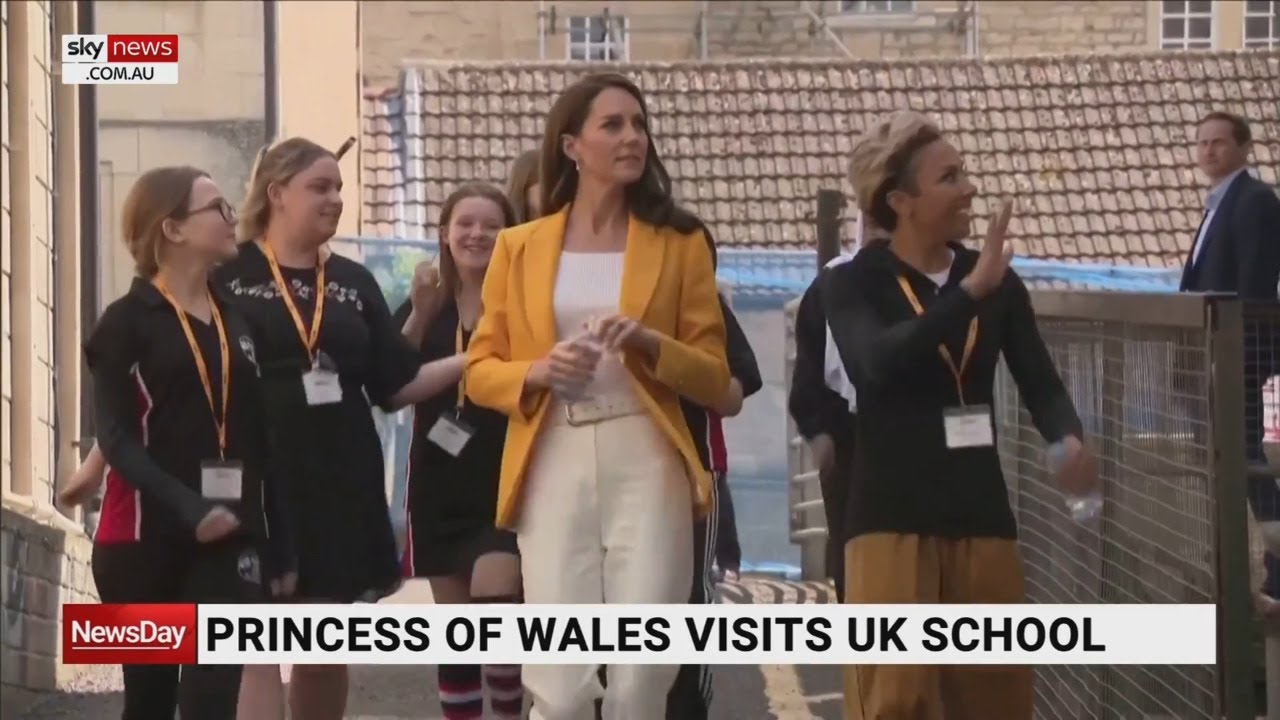 Princess Kate pays a visit to school in UK - YouTube