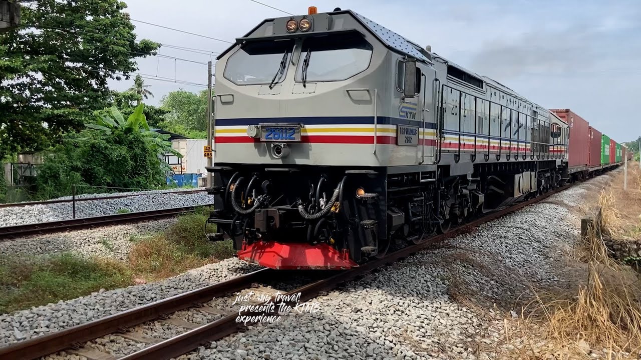 KTMB Class 26112 Tanjung Piandang locomotive with container wagons ...