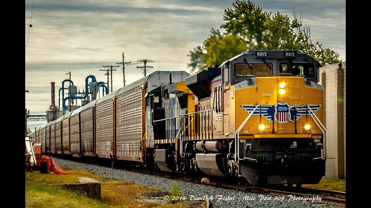 Union Pacific SD70ACe #8815 and CSX C40-9W #9031 on CSX Q268 05 in ...