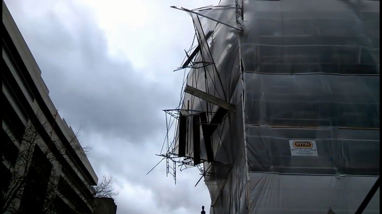 Rusztowanie zerwane przez wiatr Scaffolding ripped off by wind in ...