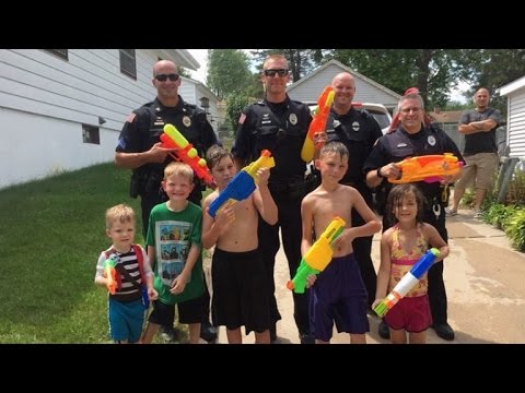 Police Officers Get Soaked In Water Gun Fight With Kids On Hot Summer ...