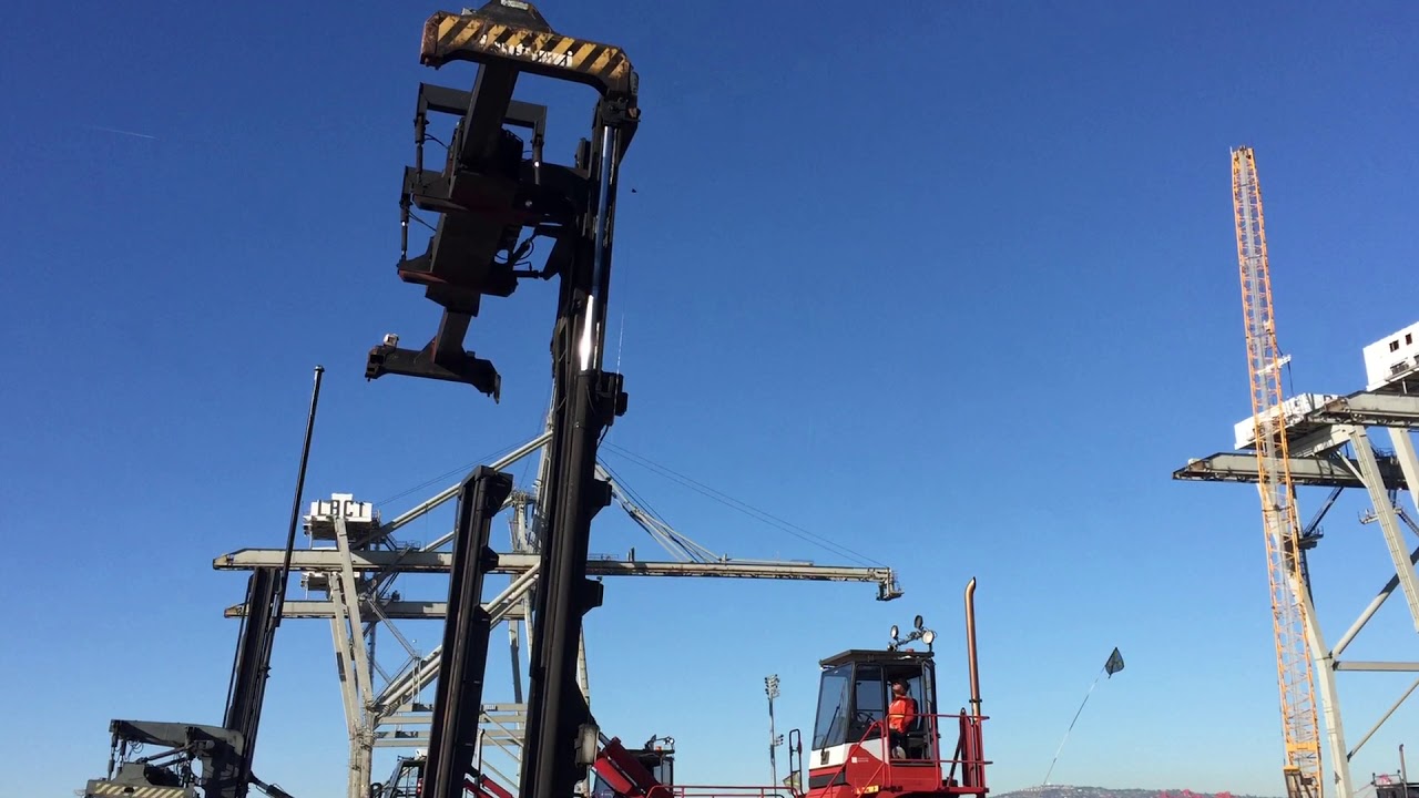 Fantuzzi FDC500 G5 Loaded Container Handler - YouTube